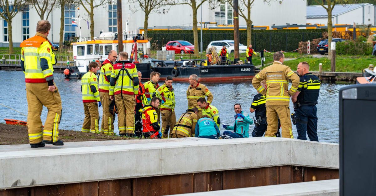 Dodelijk ongeval bij boothelling Elburg: auto rijdt het water in | Hart ...