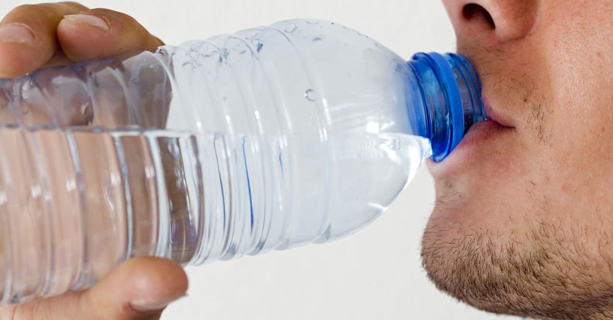 Is het opnieuw vullen van je flesje water wel veilig? | Hart van Nederland
