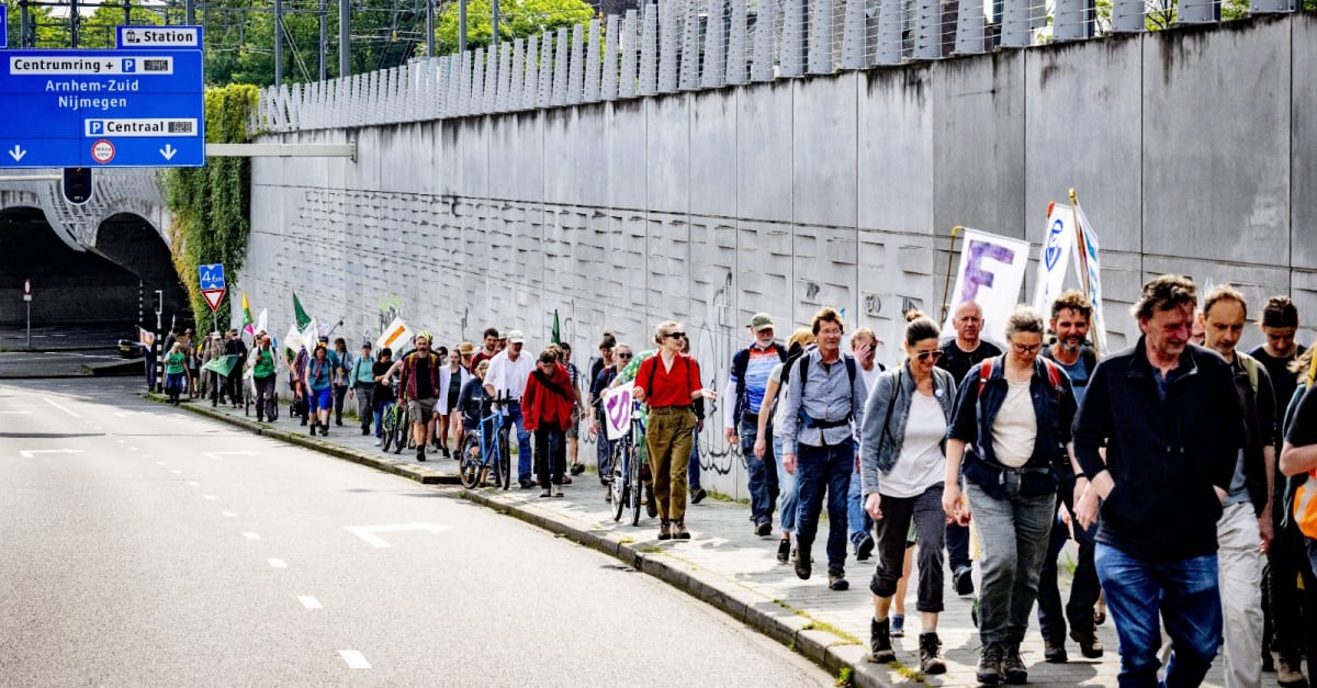 Extinction Rebellion: 200 tot 300 deelnemers eerste dag A12-mars | Hart van Nederland