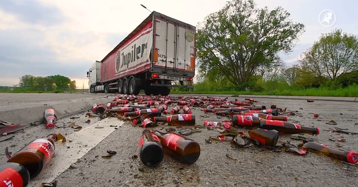 Gratis bier: vrachtwagen verliest kratten pils bij Valkenswaard | Hart van Nederland