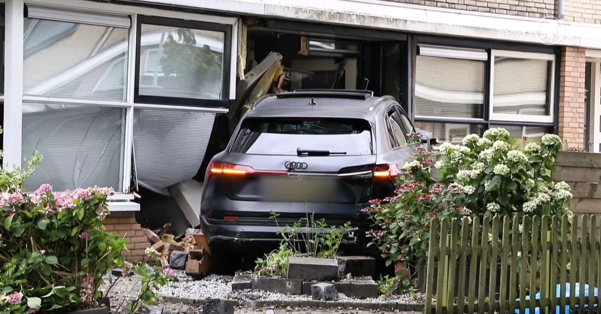 Auto rijdt woning binnen in Tiel, woningen ontruimd