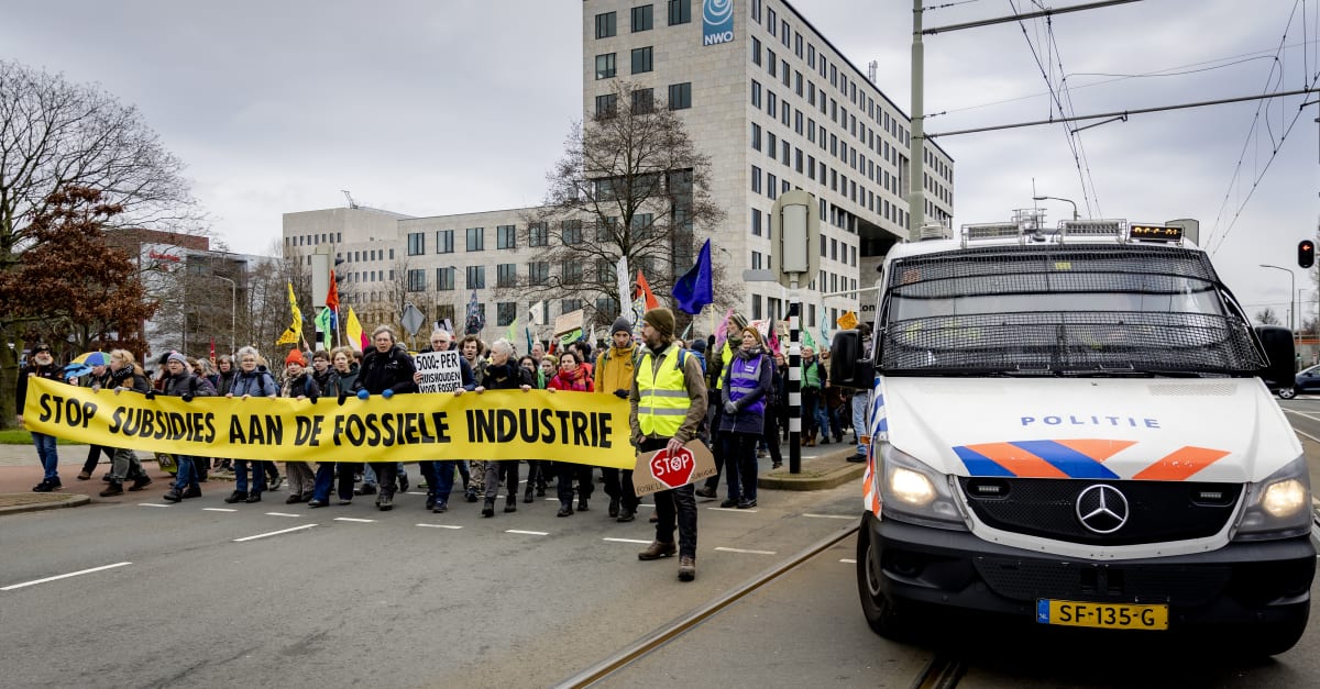 Politie begint met verwijderen demonstranten bij klimaatblokkade A12 ...