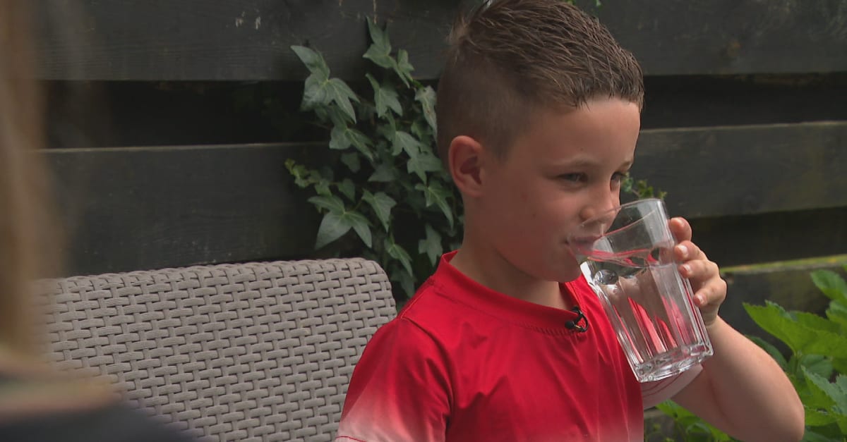 Waterspel aangepast na watervergiftiging 7-jarige Damian | Hart van ...