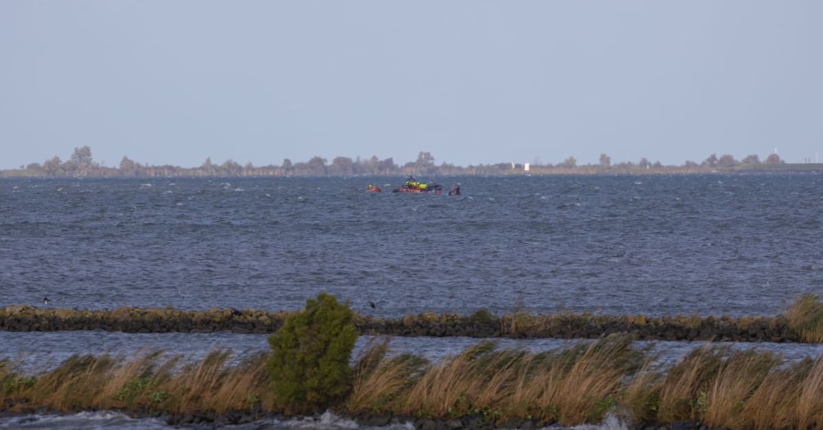 Boot vol kinderen slaat om bij Pampus | Hart van Nederland