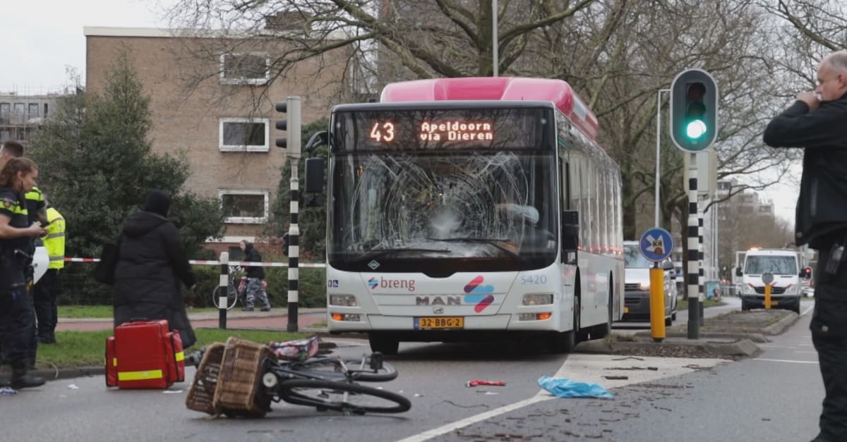 Vrouw op fiets (61) omgekomen door botsing met lijnbus in Arnhem | Hart van Nederland