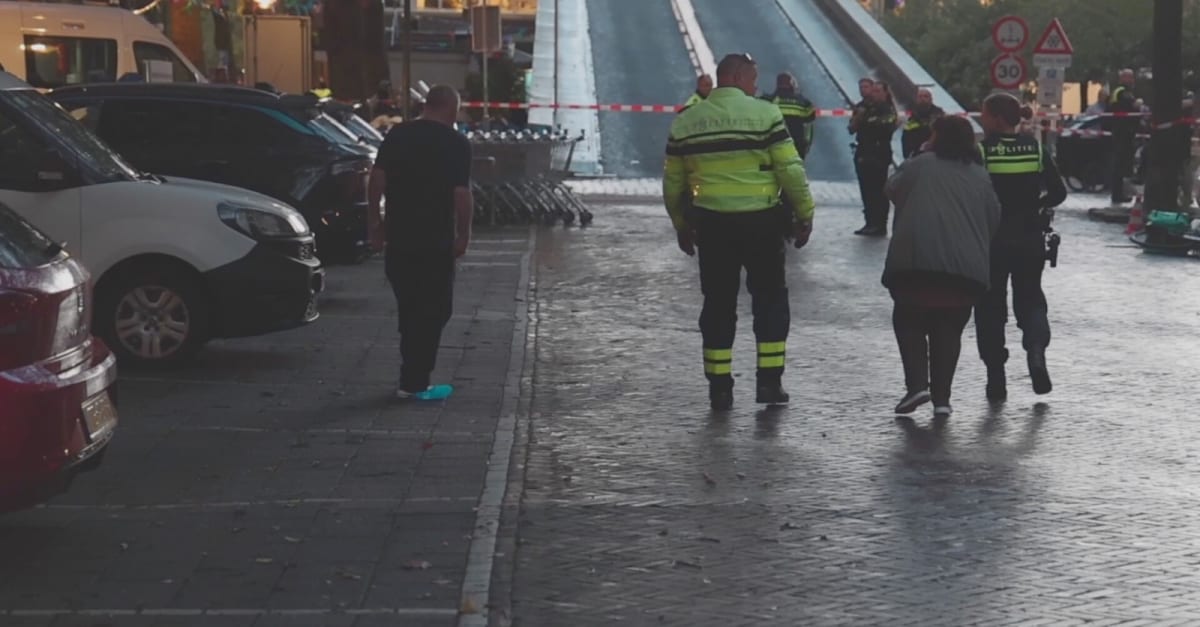 Fietser (57) zwaargewond door van helling geduwde auto in Den Haag ...