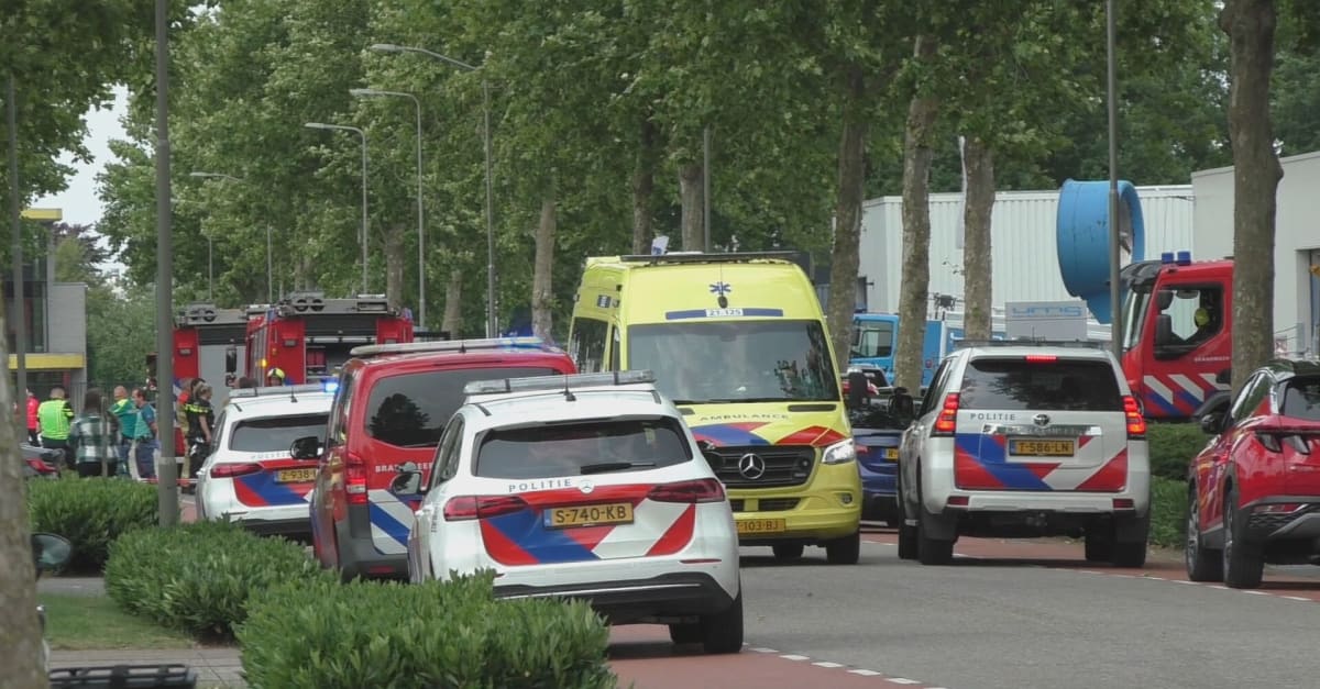 Accu vliegt in brand bij bedrijf in Oss, persoon ernstig verbrand en ...