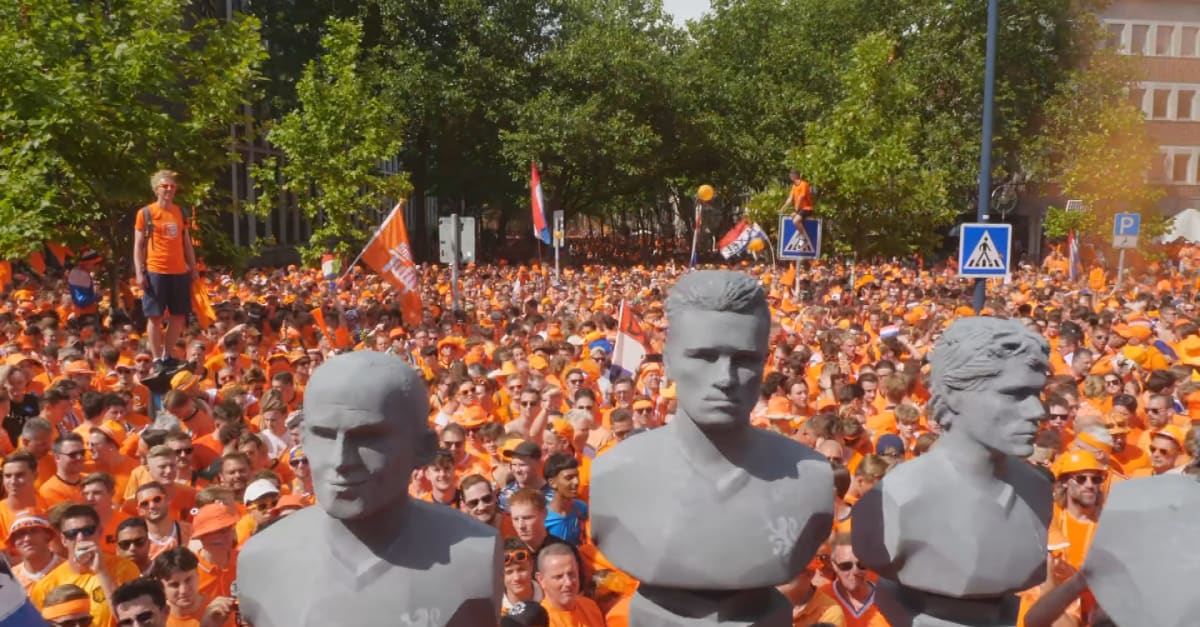 Oranjemars naar stadion in Dortmund van start met tienduizenden fans | Hart van Nederland