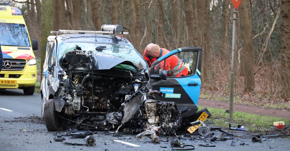 Motorblok uit auto geslingerd bij eenzijdig ongeval in Huizen | Hart ...