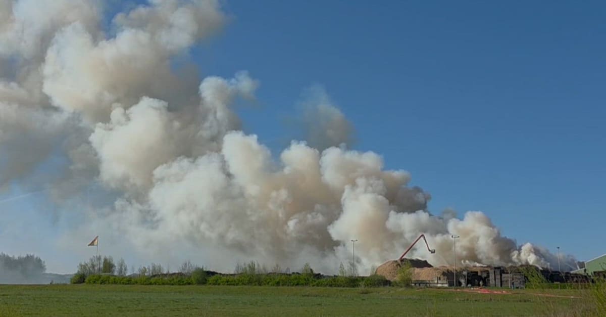 Zeer grote brand bij Doorwerth, rook zorgt voor problemen op A50 | Hart ...
