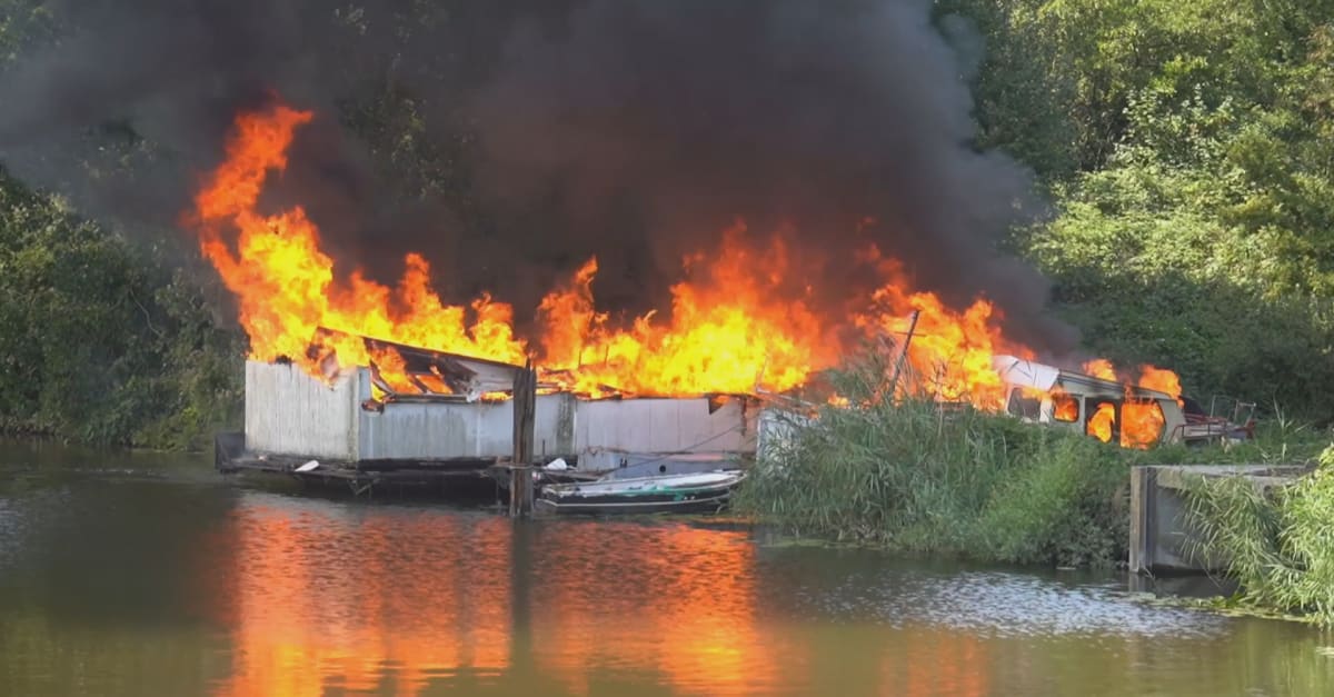 Hevige vlammenzee op boten Rotterdam, meerdere knallen gehoord | Hart ...