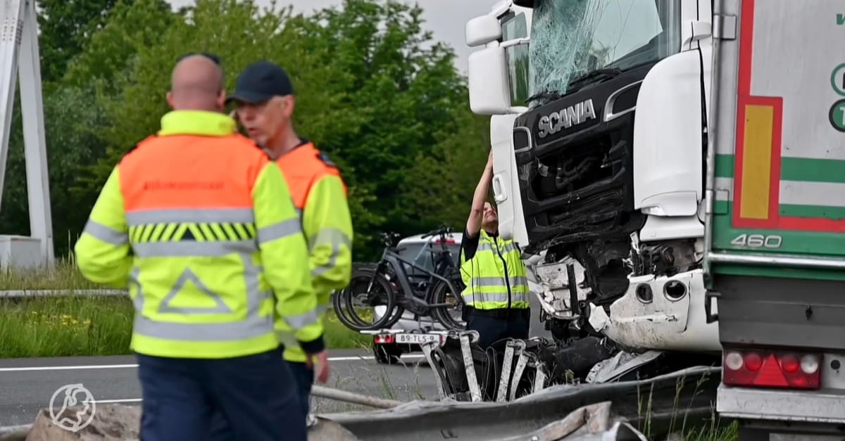 Vrachtwagenchauffeur overlijdt na ernstig ongeval op A15 | Hart van Nederland