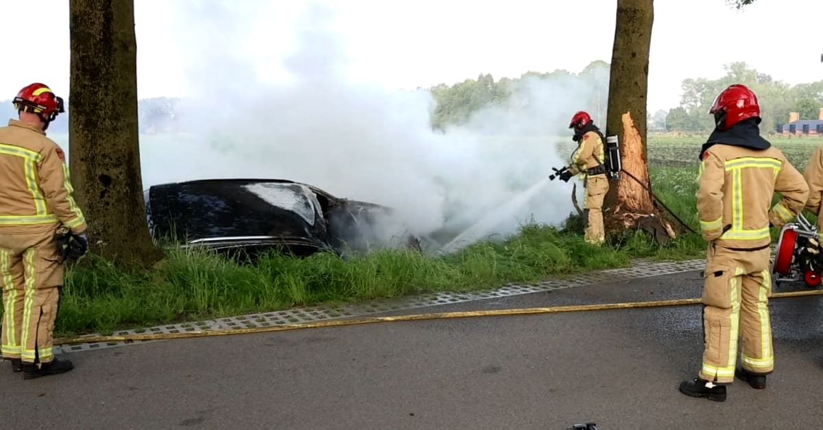 Auto crasht hard tegen boom, stort in sloot en vliegt in brand | Hart van Nederland