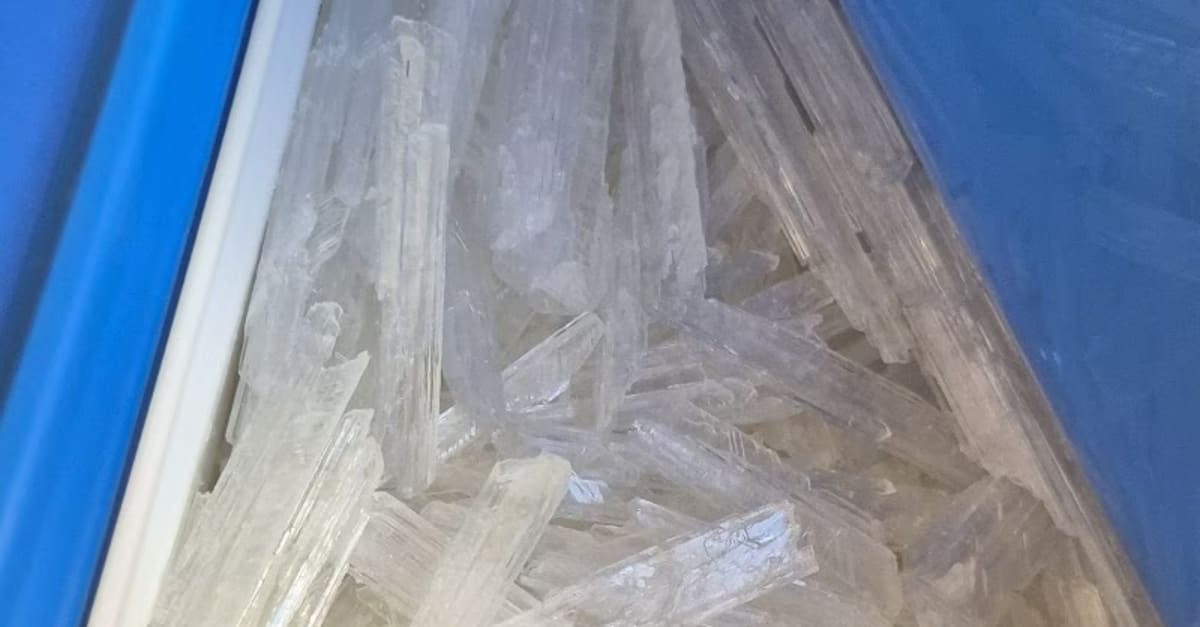 Man (69) aangehouden met tien kilo crystal meth in auto | Hart van ...