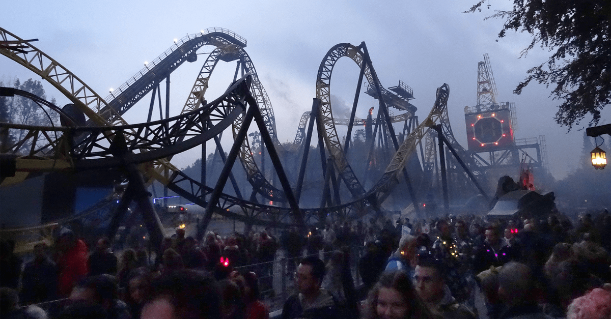 Vrouw (24) gaat volledig door het lint in wachtrij Walibi, schopt ...