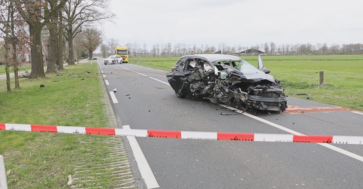 Automobilist gewond na flinke crash tegen boom in Geesteren | Hart van Nederland