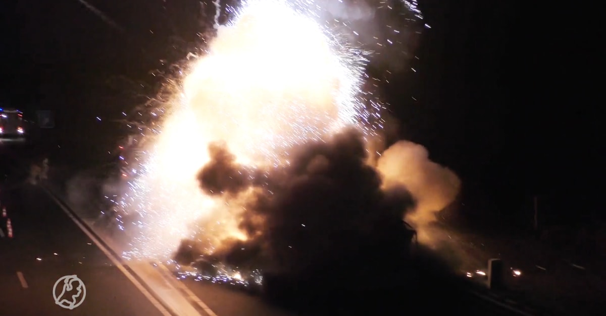 Kraanwagen explodeert op A7, weg urenlang afgesloten | Hart van Nederland