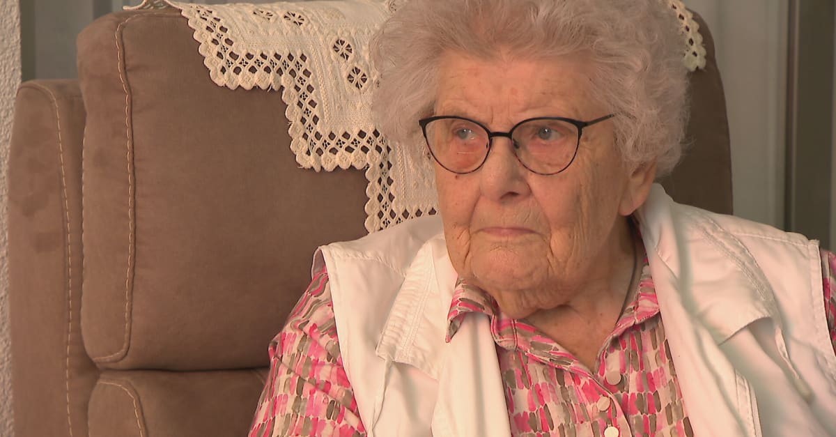 Door laffe babbeltruc is Tonnie (94) al haar waardevolle spullen kwijt ...