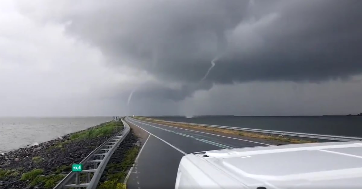 Indrukwekkende waterhozen gespot bij Enkhuizen | Hart van Nederland