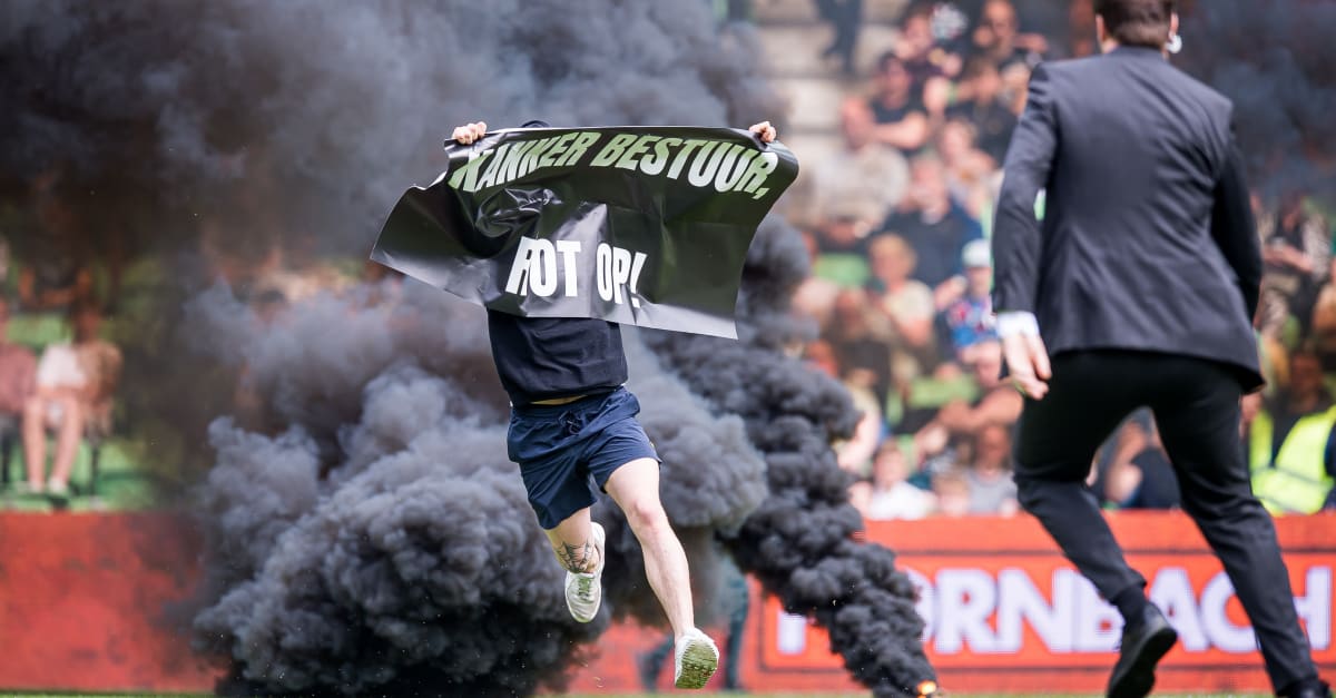 FC Groningen-Ajax definitief gestaakt na vuurwerk én boze fan op veld | Hart van Nederland