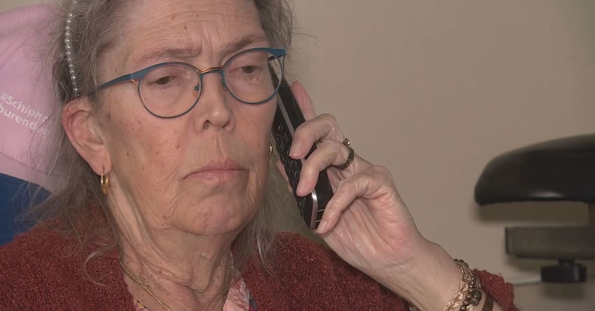 Lia (68) is bankfraude-oplichters te slim af en lokt ze in de val ...