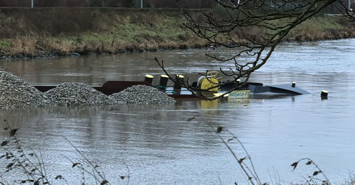 Duwbak van schip gezonken in Maas bij Maastricht: vaarverkeer ...