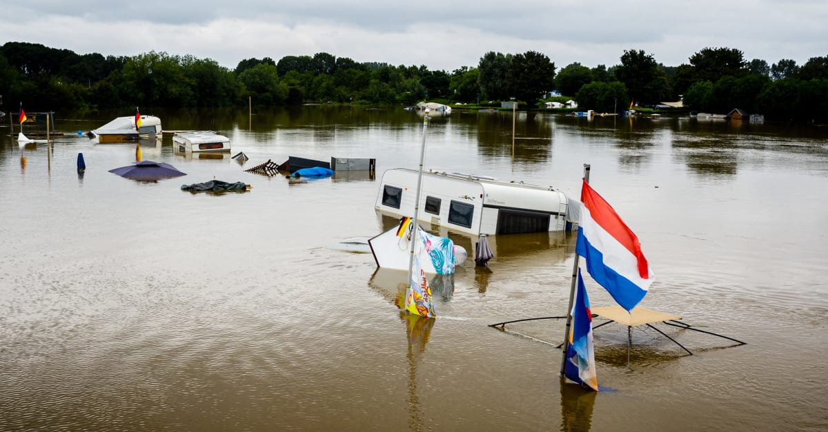 Waarom trokken ramptoeristen massaal naar een overstroomd Limburg ...
