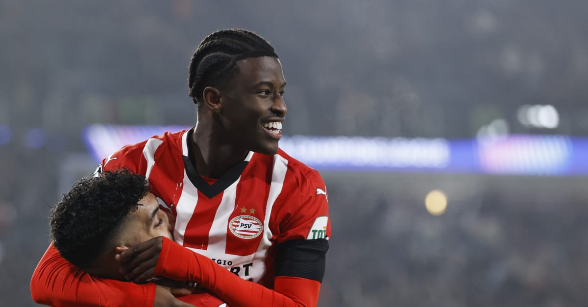 PSV-ballenjongen steelt de show met slimme actie bij bijna-doelpunt ...