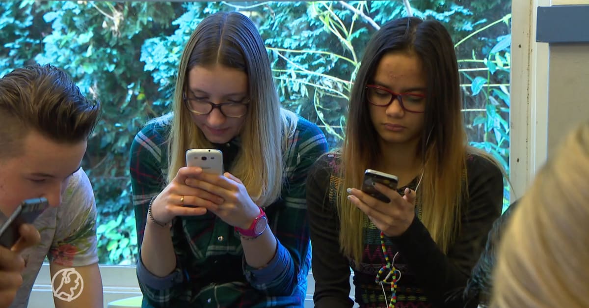 Minister Dijkgraaf ziet niets in CDA-plan om mobieltjes in de klas te verbieden | Hart van Nederland