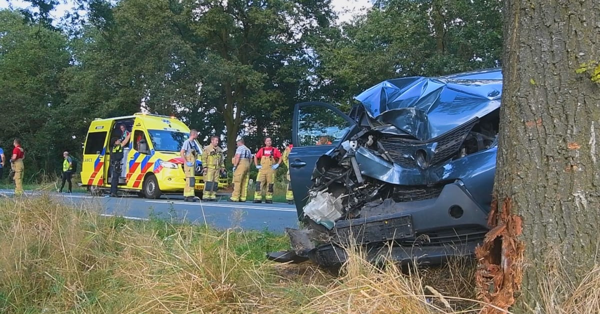 Dode en twee gewonden door ongeluk in Budel | Hart van Nederland
