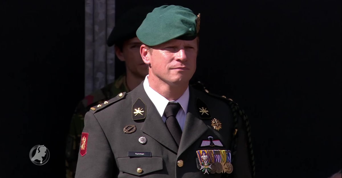 Majoor-vlieger Roy de Ruiter krijgt Militaire Willems-Orde uitgereikt