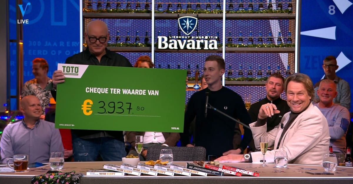 René overhandigt cheque aan TOTO-winnaar: 'Lekker man!'