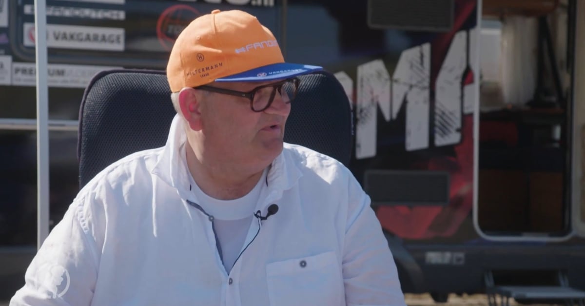 F1-fan Bas van Bodegraven reist heel Europa door om Max Verstappen aan ...