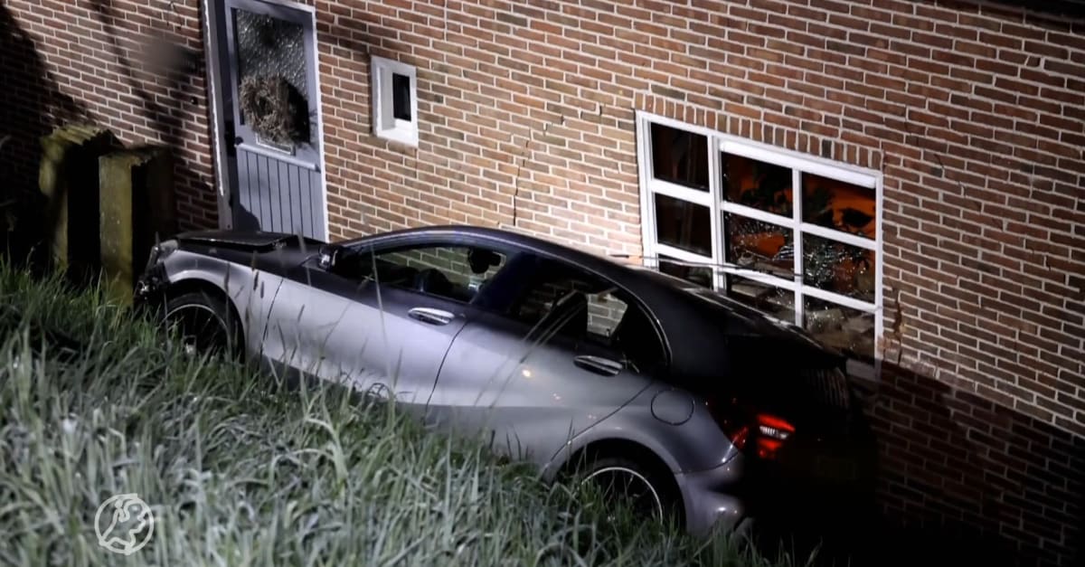 Auto vliegt vijf meter van dijk af en knalt tegen woning in Giessen