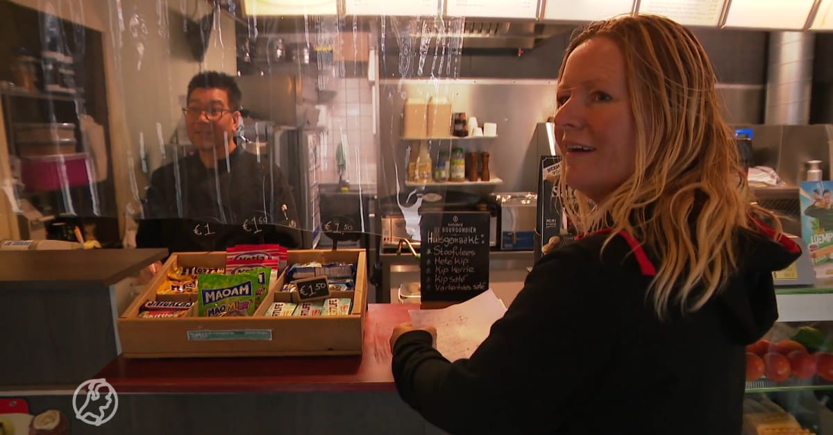Frikandellentocht grote hit: massaal langs allerlei snackbars voor het ...