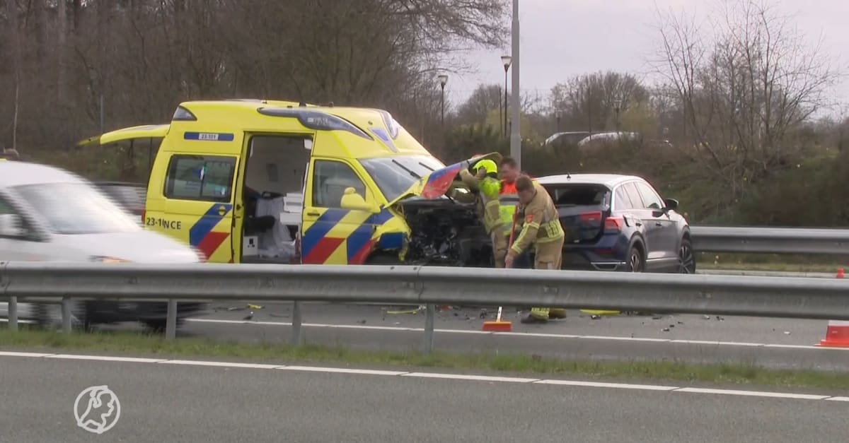 Aanrijding tussen ambulance en personenauto op snelweg A73 bij Venlo