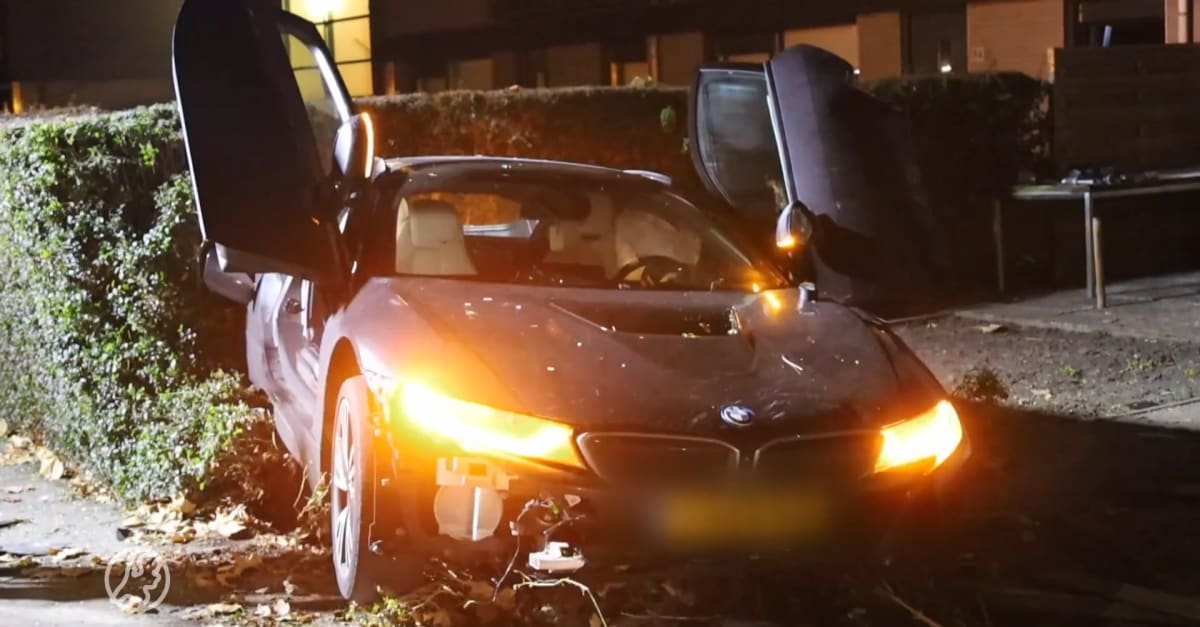 Automobilist raakt macht over stuur kwijt en belandt in tuin Wateringen