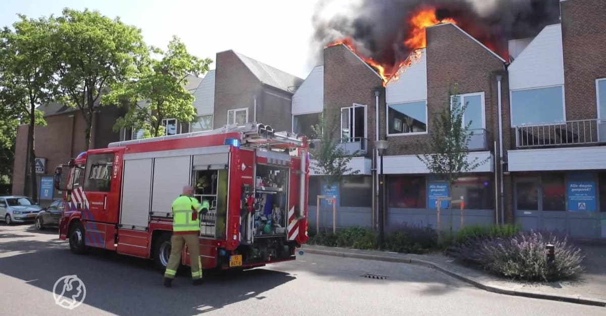 Grote uitslaande brand in woningen boven supermarkt Apeldoorn, kinderdagverblijf geëvacueerd