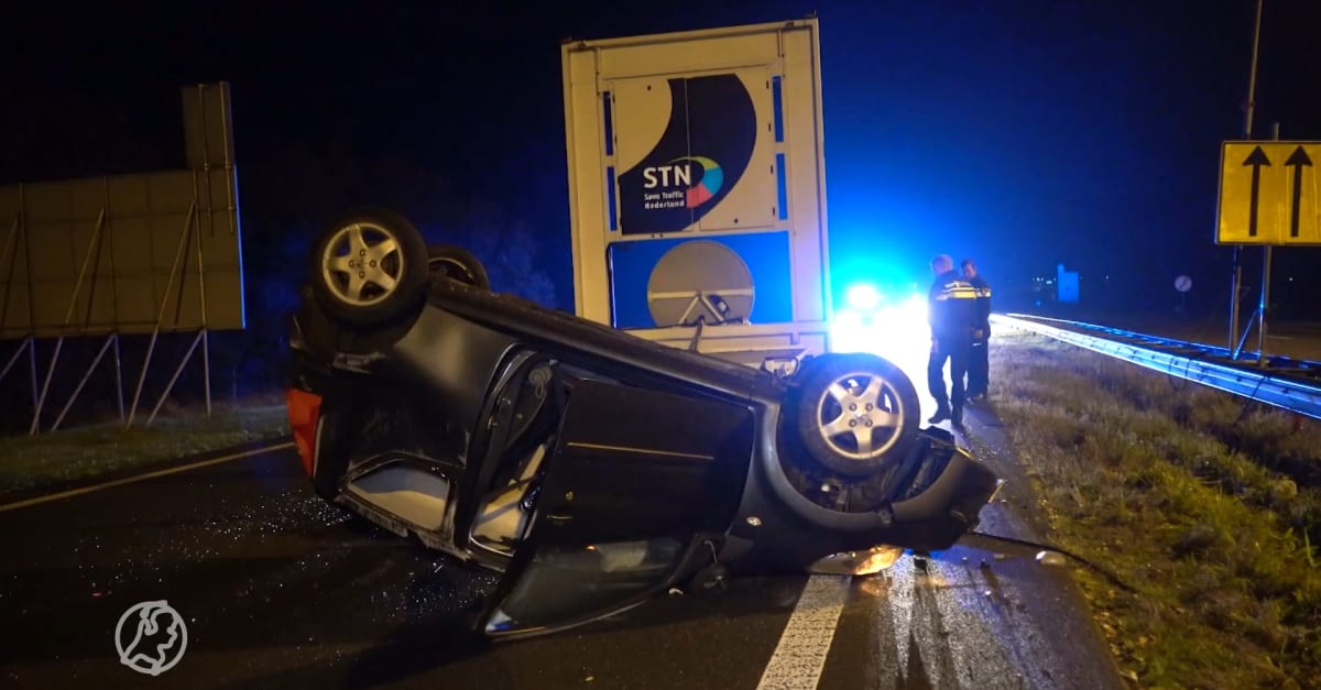 Vrouw zwaargewond na botsing op pijlwagen op N34 bij Erm