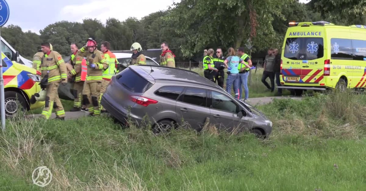 Auto's botsen op elkaar, drie mensen op naastgelegen fietspad raken zwaargewond