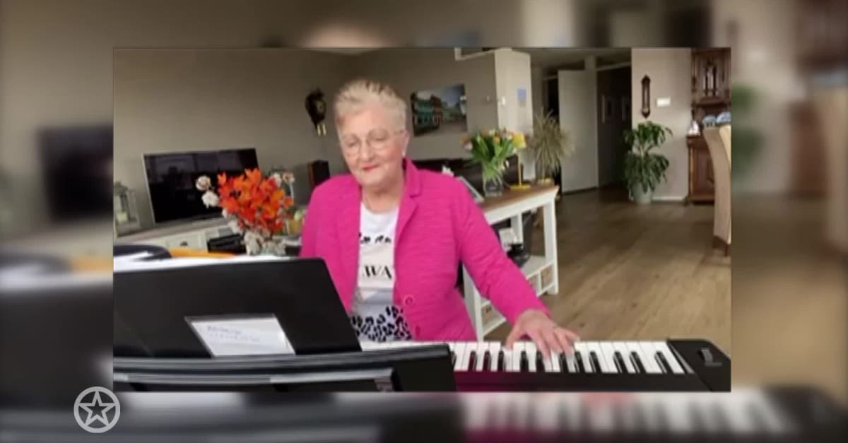Orgel Joke speelt weer lied op Keyboard
