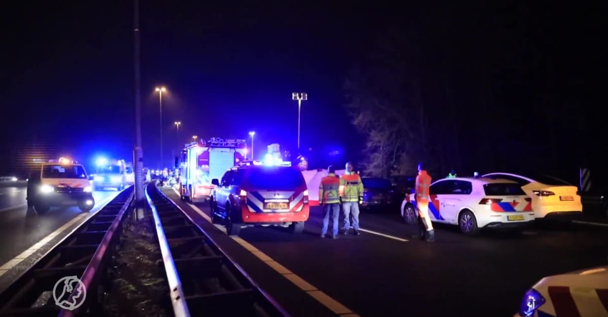 Hart van Nederland - Late Editie: Meerdere ernstig gewonden op A1 door frontaal ongeluk met ...