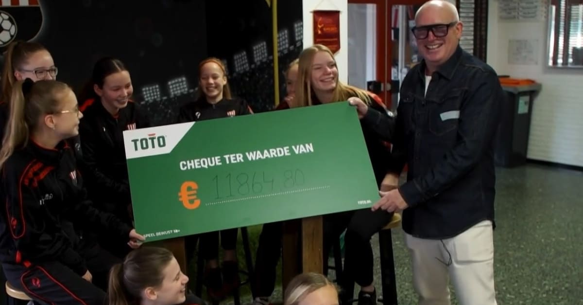 Veronica Inside: René overhandigt TOTO-cheque aan VV Groote Lindt voor ...