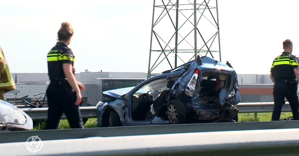 Hart van Nederland - Late Editie: Groot ongeluk op A73 met meerdere gewonden, wegen rond A2 dicht