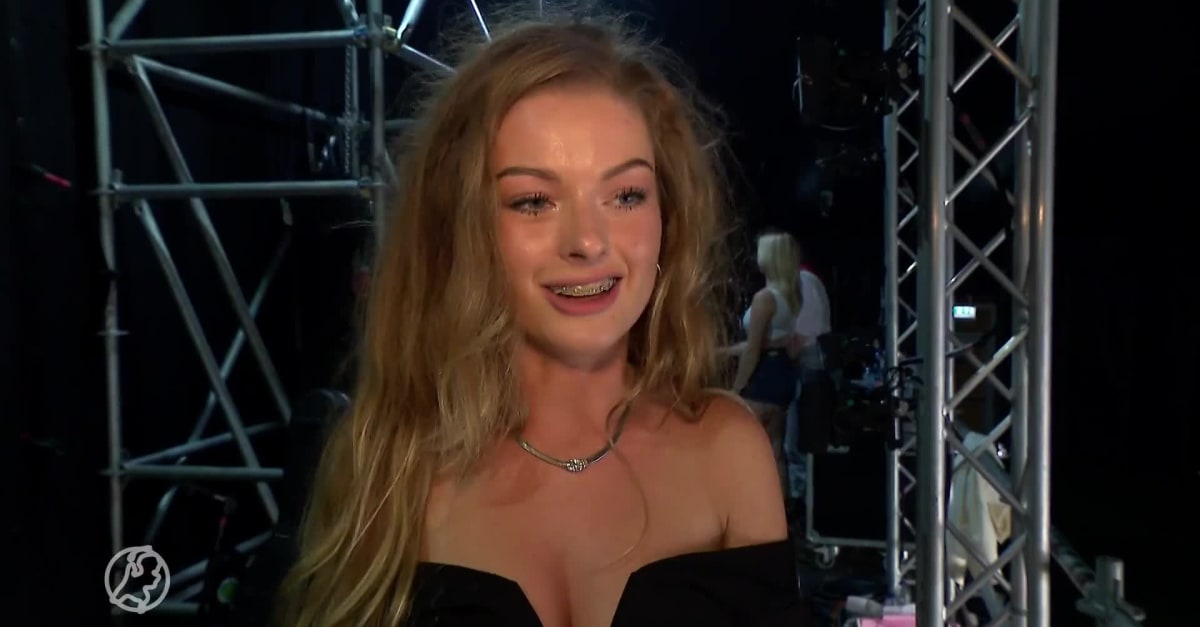 Boeren vergapen zich aan schaars geklede boerinnen tijdens Miss Boerin ...