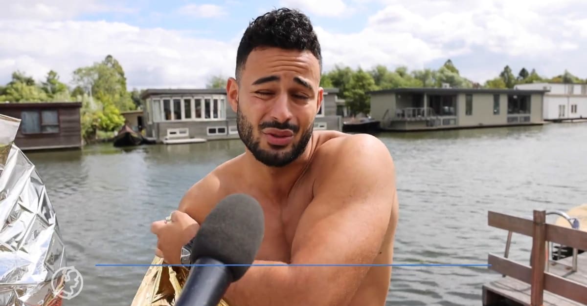 Omstanders redden oudere mensen uit zinkende auto