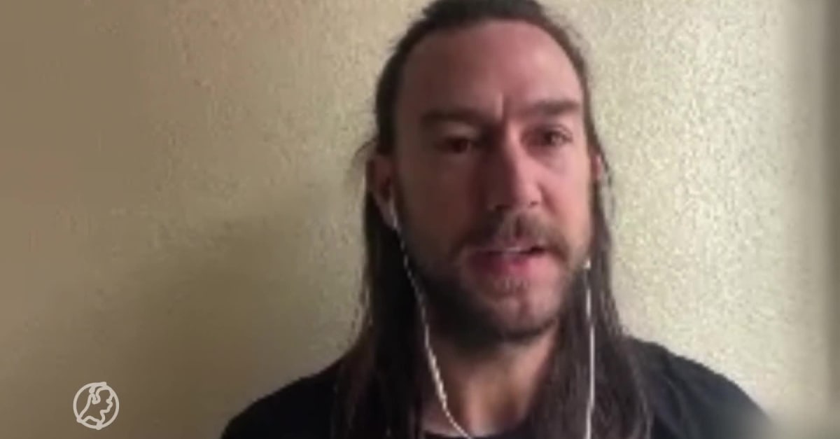 Anton start tocht van 5000 kilometer op blote voeten