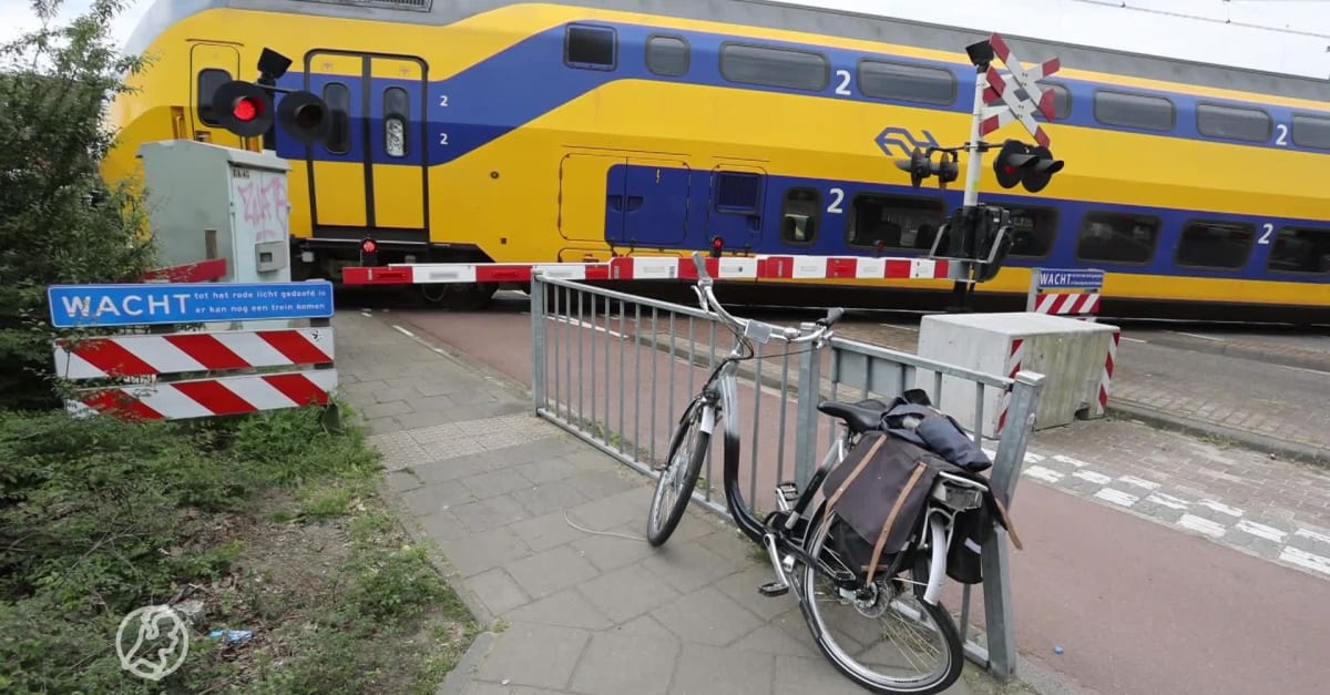 Bejaarde man op fiets aangereden door trein