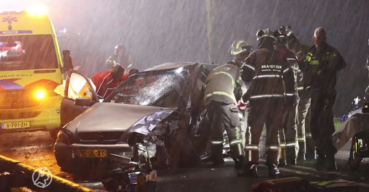 Brandweer bevrijdt persoon uit auto na ernstig eenzijdig ongeval in Diemen