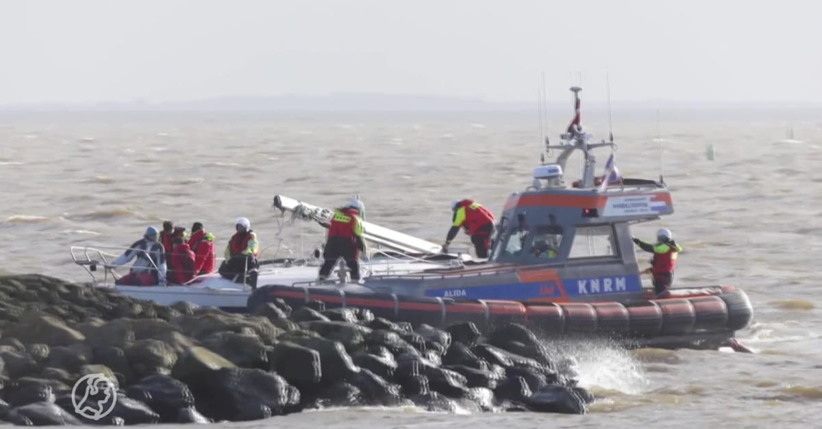Mast breekt af van zeilboot op IJsselmeer, één opvarende zwaargewond